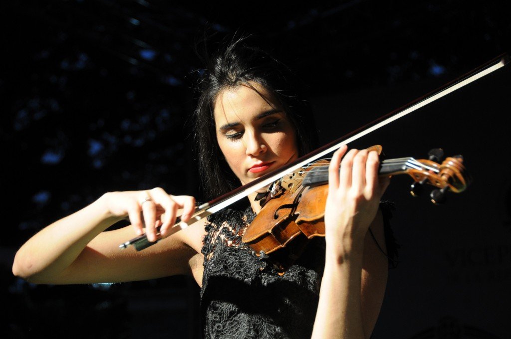 La violinist dominicana Aisha Syed sigue su gira mundial con más ...