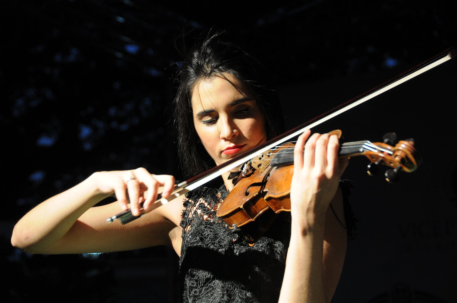 La violinist dominicana Aisha Syed sigue su gira mundial con más ...